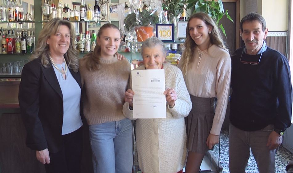 Festa a Nebbiuno per i cento anni di Anna Possi, la barista ancora in ...