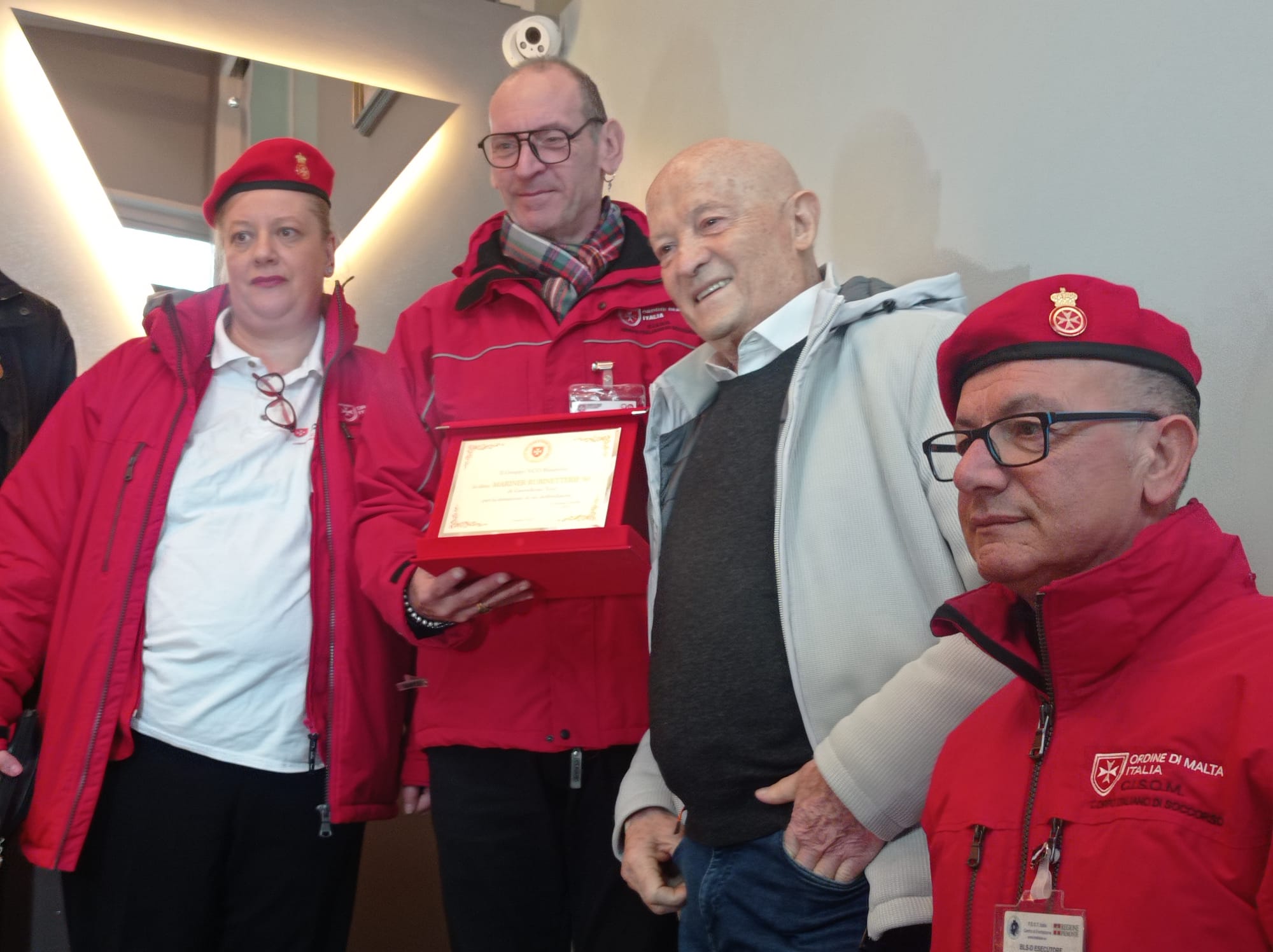 Un defibrillatore è stato donato al Cisom dalla Mariner di Gravellona ...