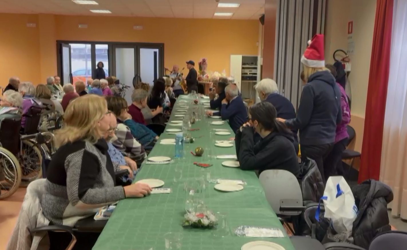 Alla Rsa Lagostina il pranzo solidale della Pro loco - VCO Azzurra TV
